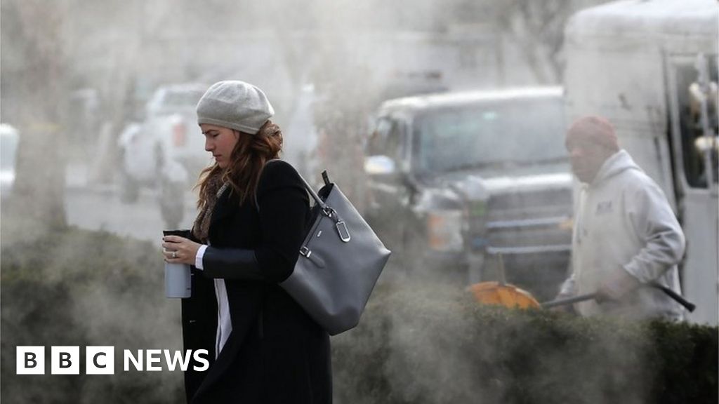 'Bomb cyclone': Explosive winter storm hits US - BBC News