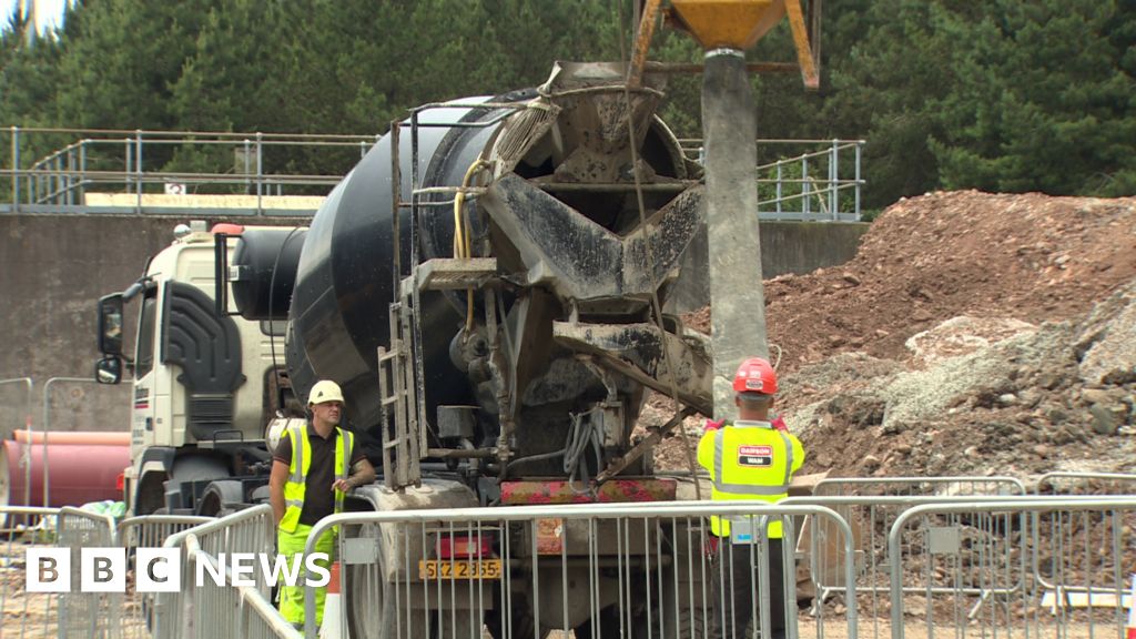 NI Water: Wastewater crisis stalling big projects, say builders - BBC News