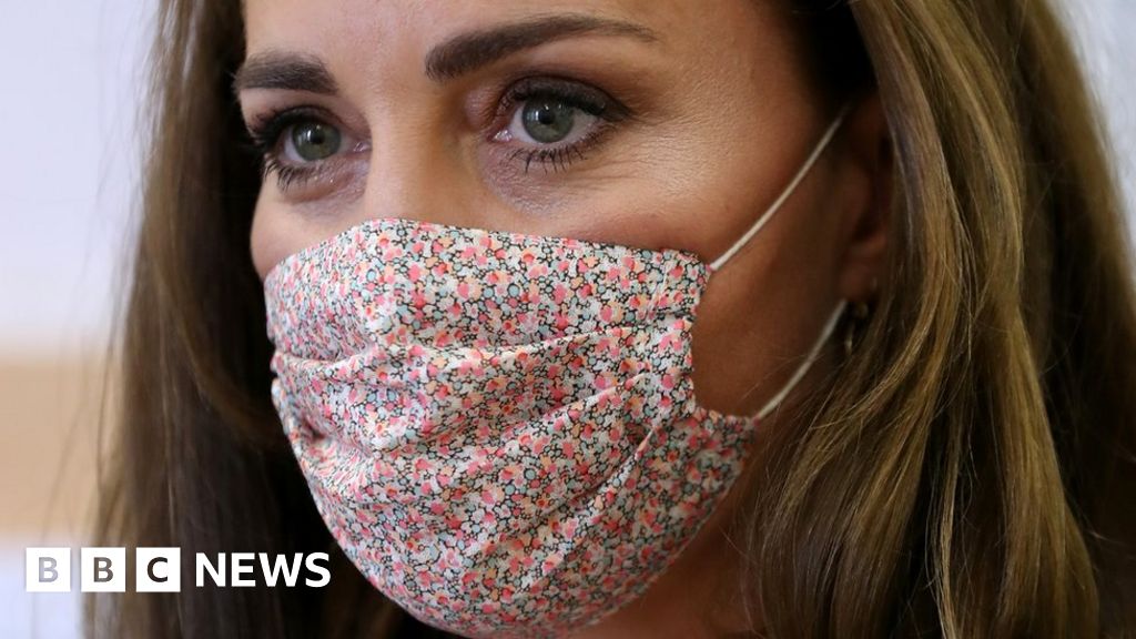 Coronavirus: Kate wears a mask for first time on charity visit - BBC News