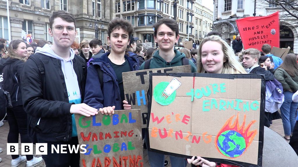Climate change: Students around England protest - BBC News