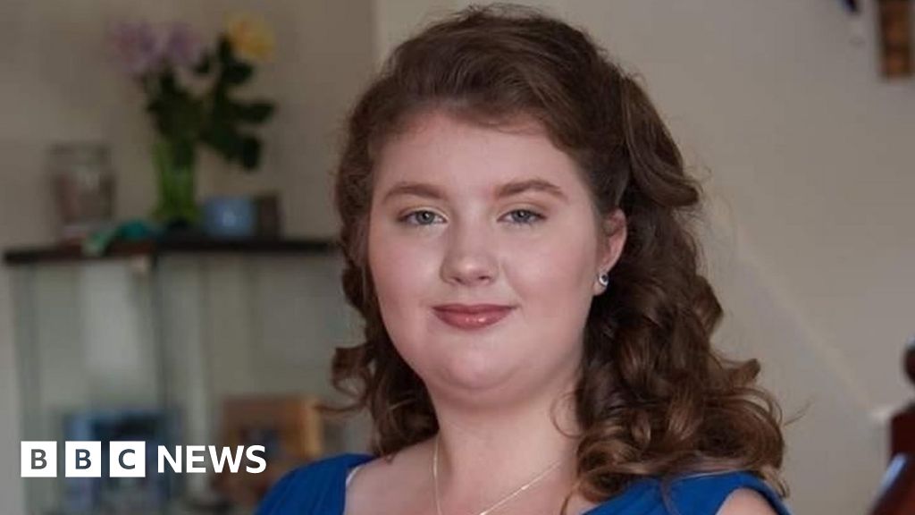 Gillian Davey funeral held after boat capsized in Cornwall - BBC News