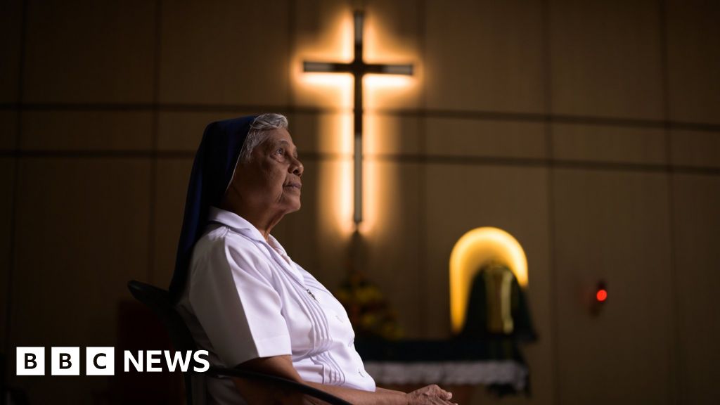 The nun who walks death row inmates to the gallows - BBC News