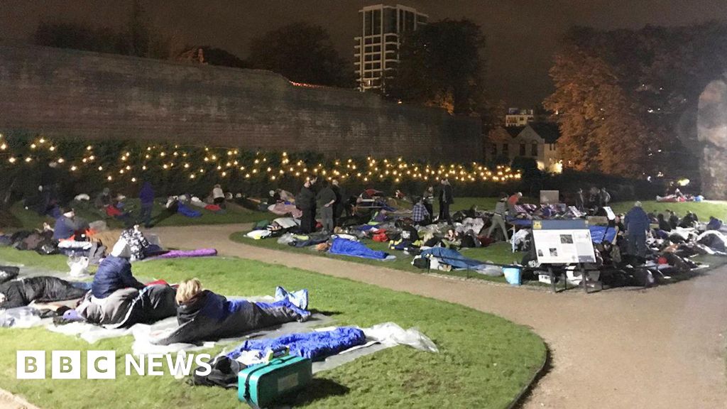 Reading: Homeless charity Launchpad cancels Big Sleep Out event - BBC News