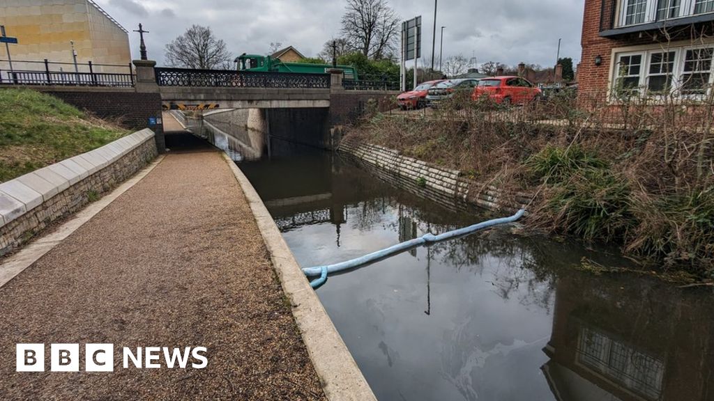 Alert after lorry fuel spills into canal in Woking