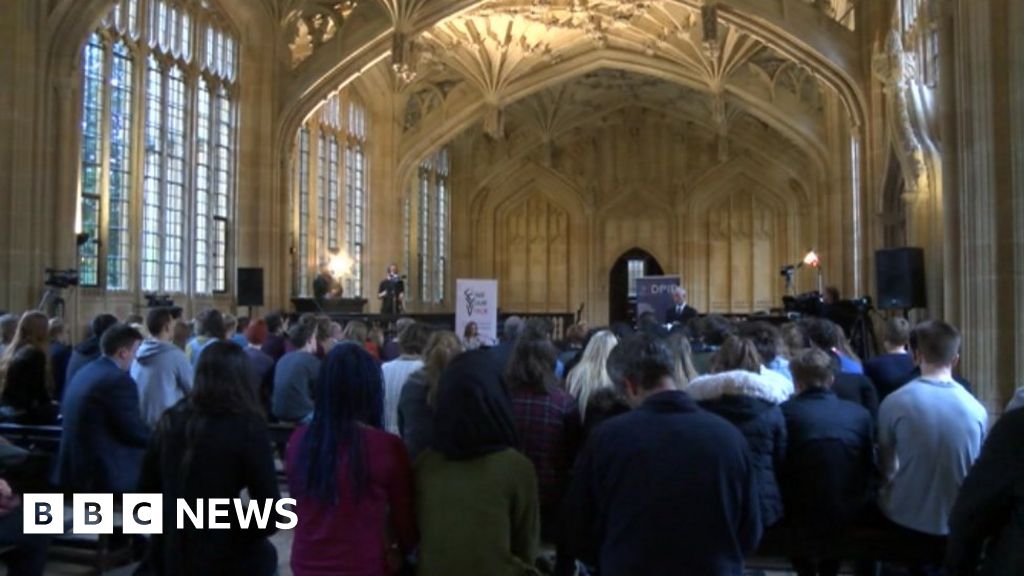 Oxford Parliamentary debate after 300-year break - BBC News