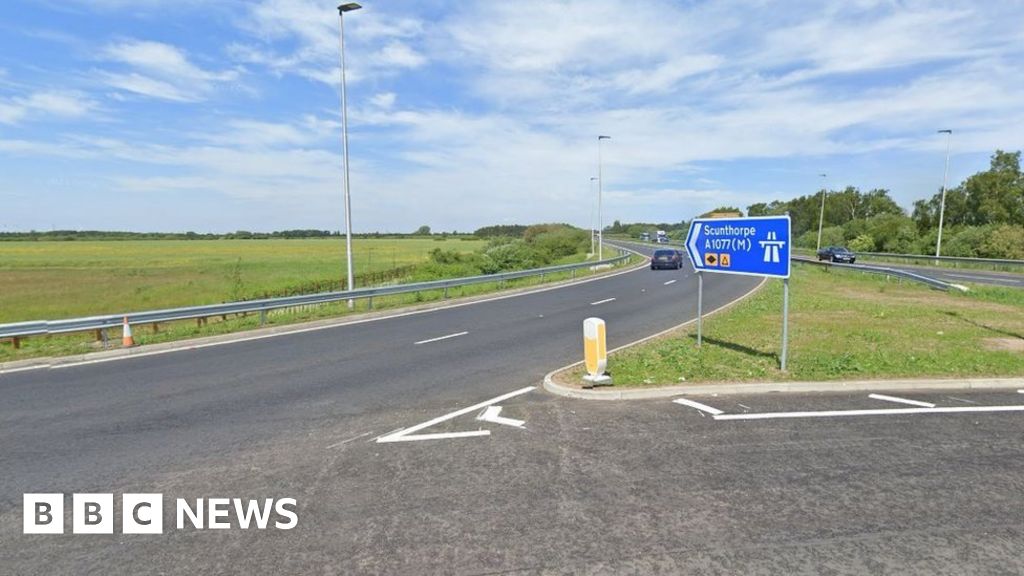 A1077(M) crash: Man killed in motorway barrier crash - BBC News