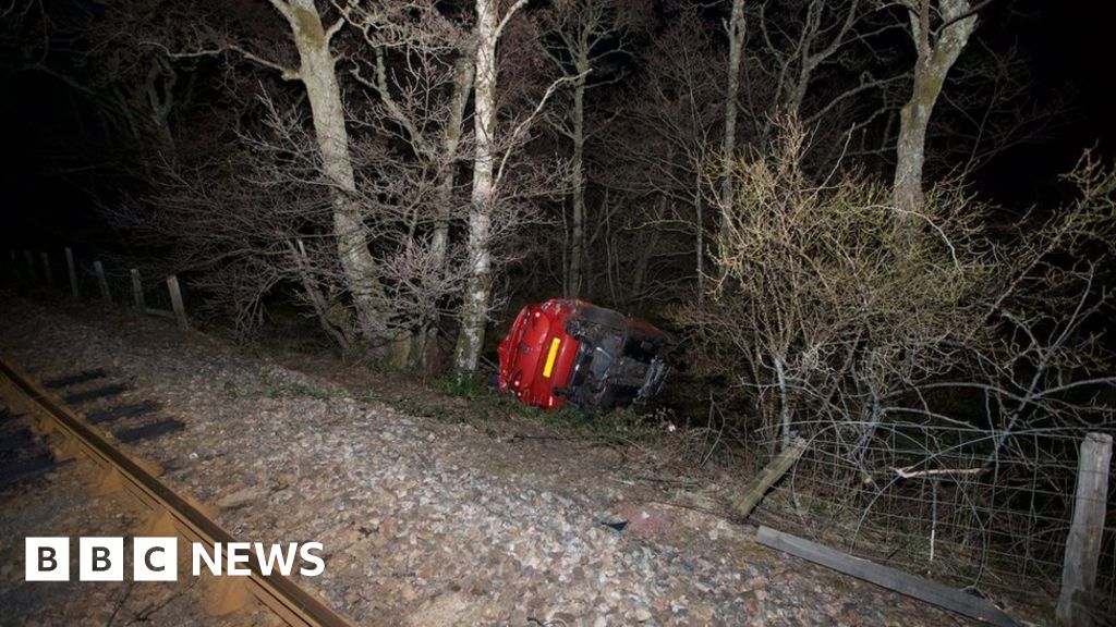 Man dies after two-car crash near Garve on A835 - BBC News