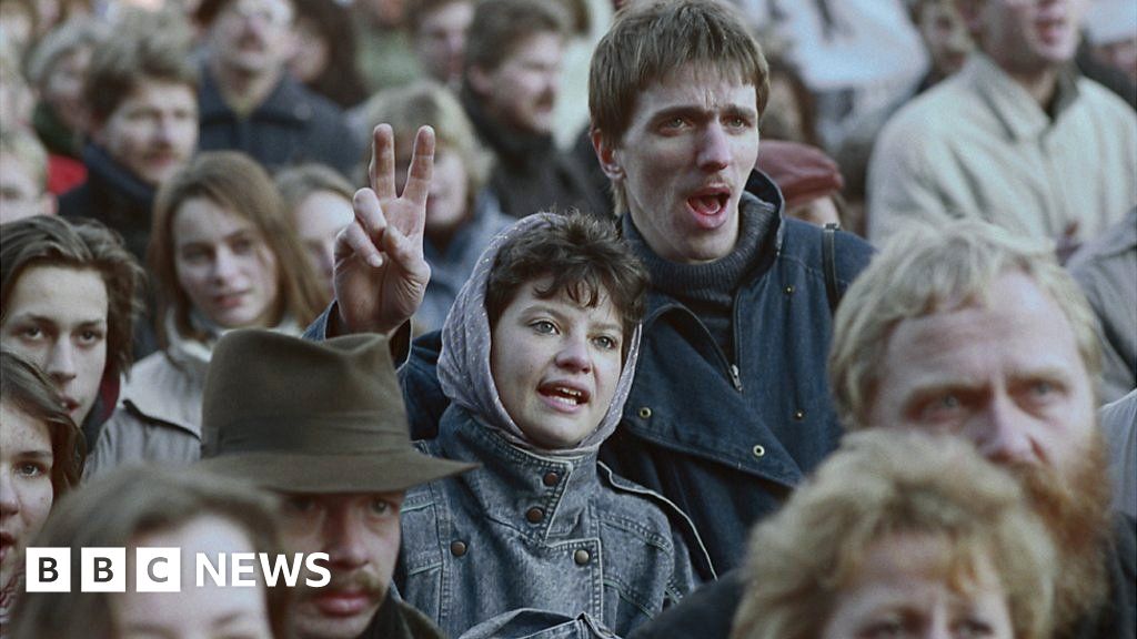 Leipzig 1989: East Germans defy communist rule with huge demo