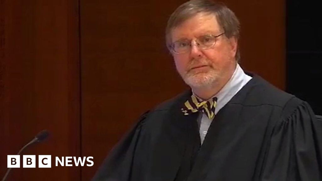 Judge's travel ban ruling 'utterly wrong' - BBC News