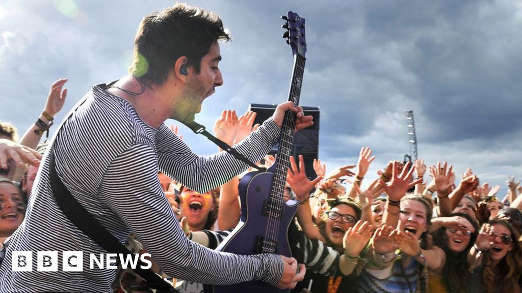 Reading and Leeds bands give us their best on stage fails - BBC News
