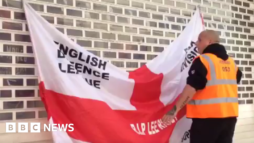 EDL Chelmsford march attracts two supporters - BBC News