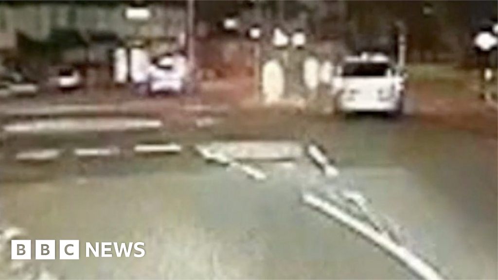 Driver loses police in wrong-way pursuit in High Wycombe - BBC News