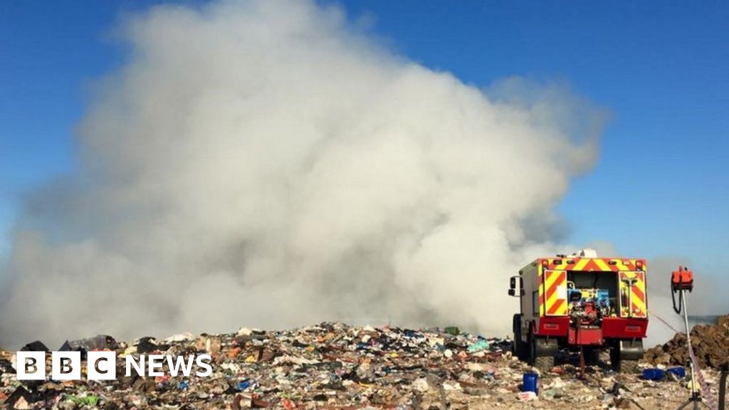 Fire crews tackle Wareham landfill fire - BBC News