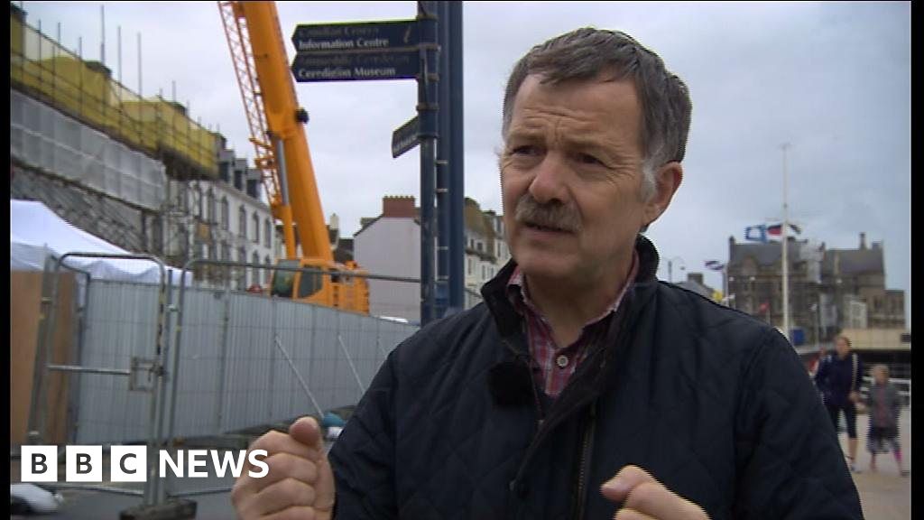 Aberystwyth firefighters' 'amazing job' in hotel blaze - BBC News