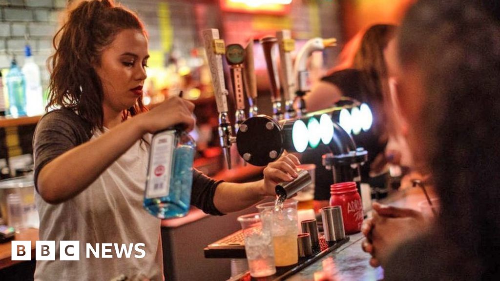More staff hired in shrinking pub industry - BBC News