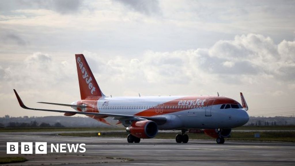 Snow and ice lead to disruption at Luton Airport and schools - BBC News