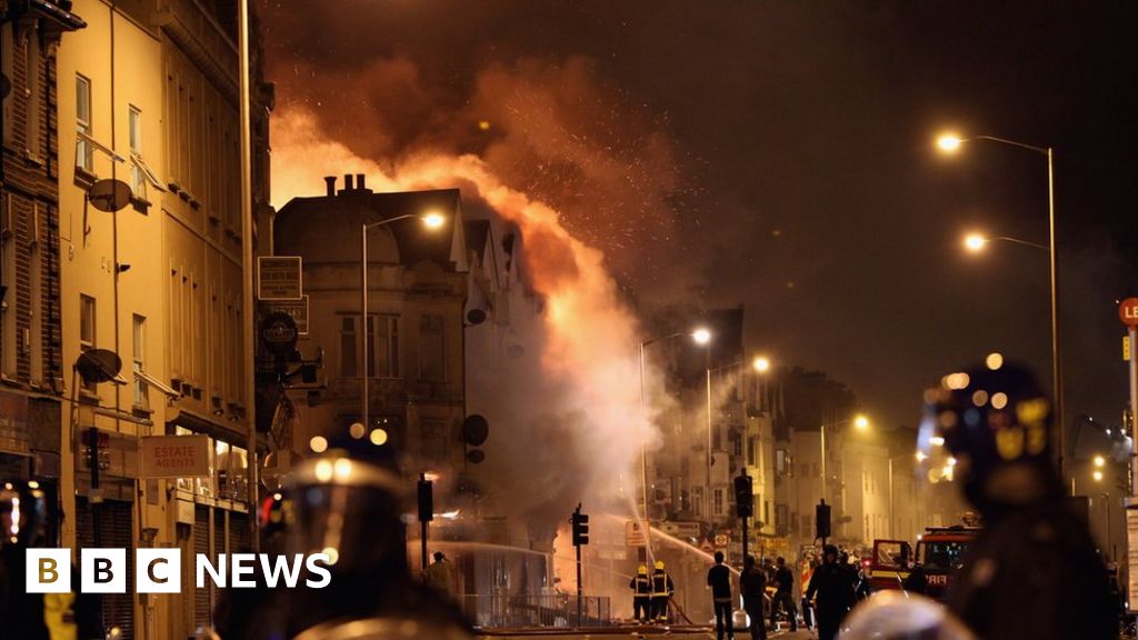 London riots gingerbread thief's family loses prison death claim - BBC News