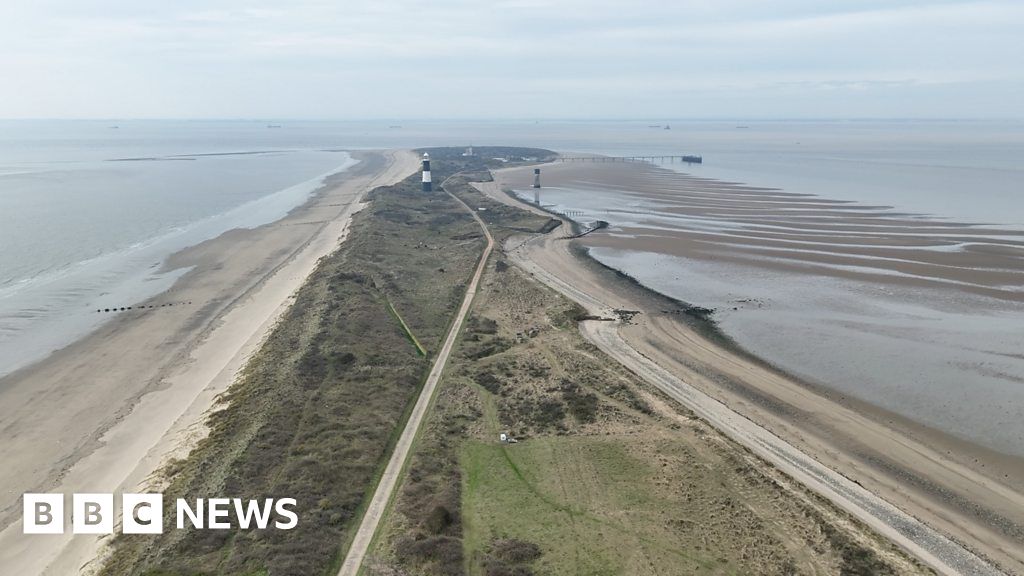 Drone footage shows Spurn's recovery 10 years after tidal surge - BBC News