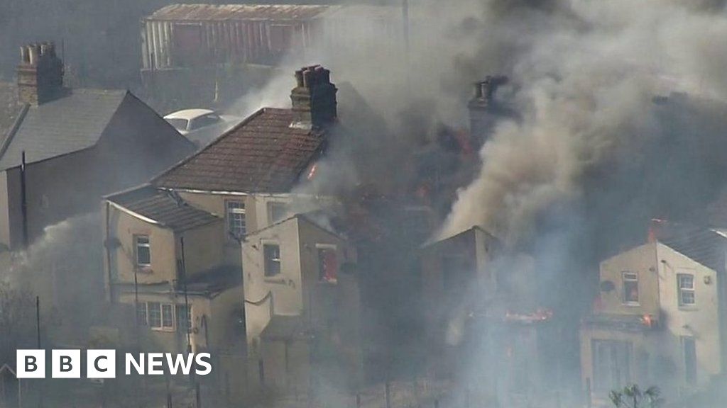 Wennington grass fire: Blaze sets homes alight - BBC News