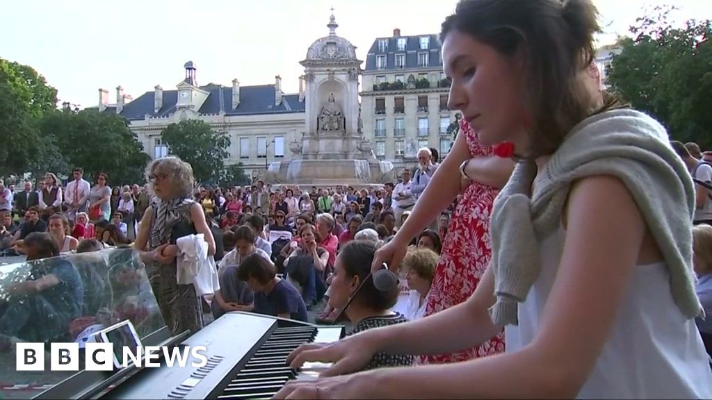 Vincent Lambert: Supporters hold vigil for Frenchman in Paris
