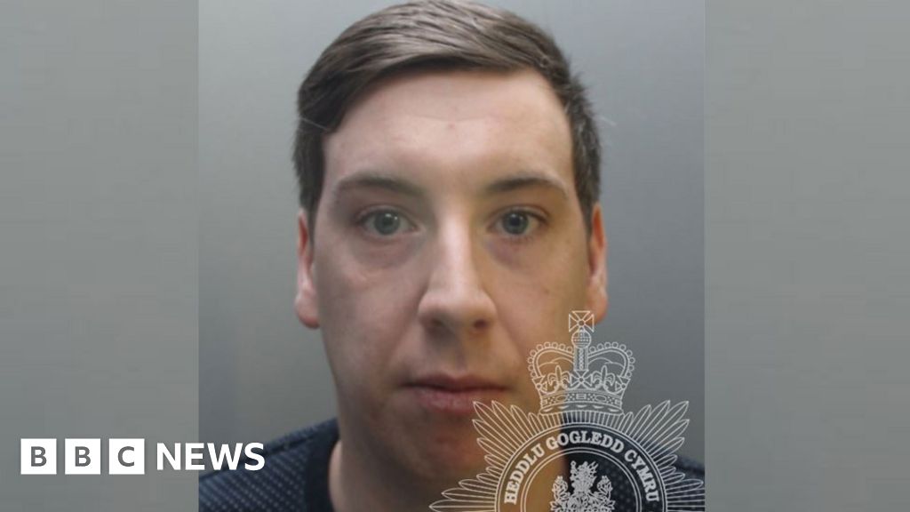 Driver Darren Williams jailed for 21-mile police chase - BBC News