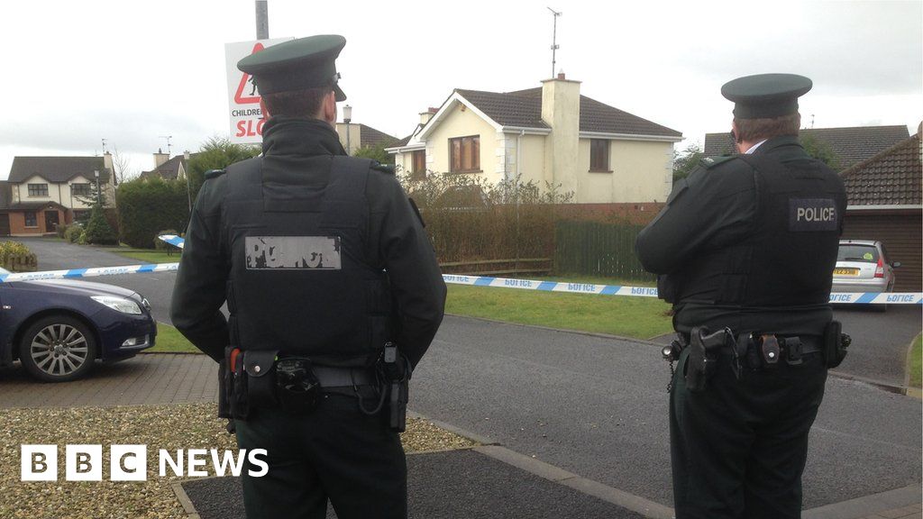 Bomb explodes at police officer's Londonderry home - BBC News