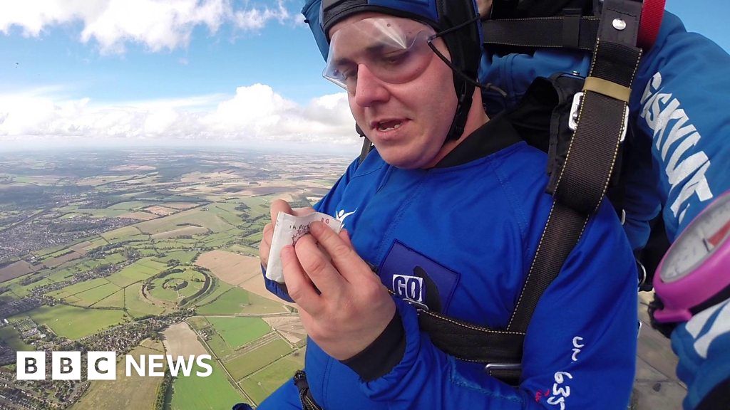 Magician Martin Rees completes 11 tricks while skydiving over Old Sarum ...