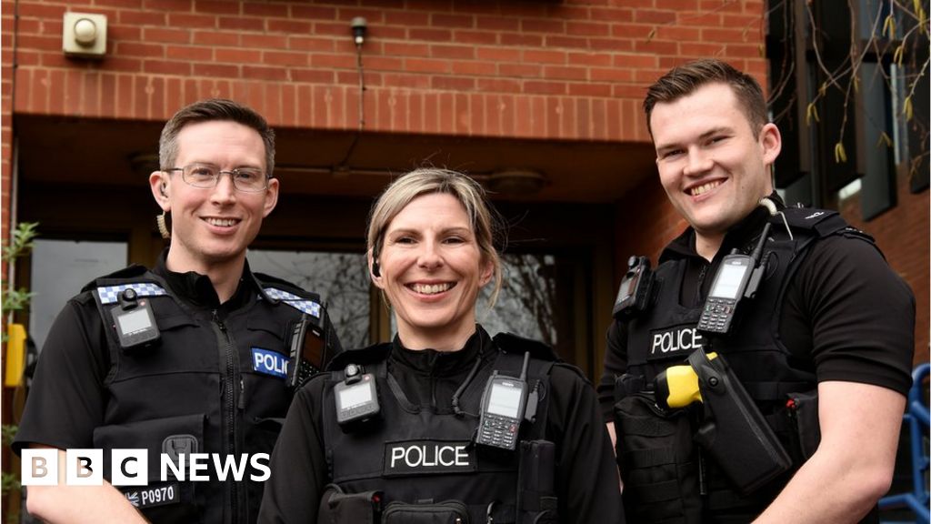 Thames Valley PCs who disarmed 'gunman' honoured for bravery - BBC News