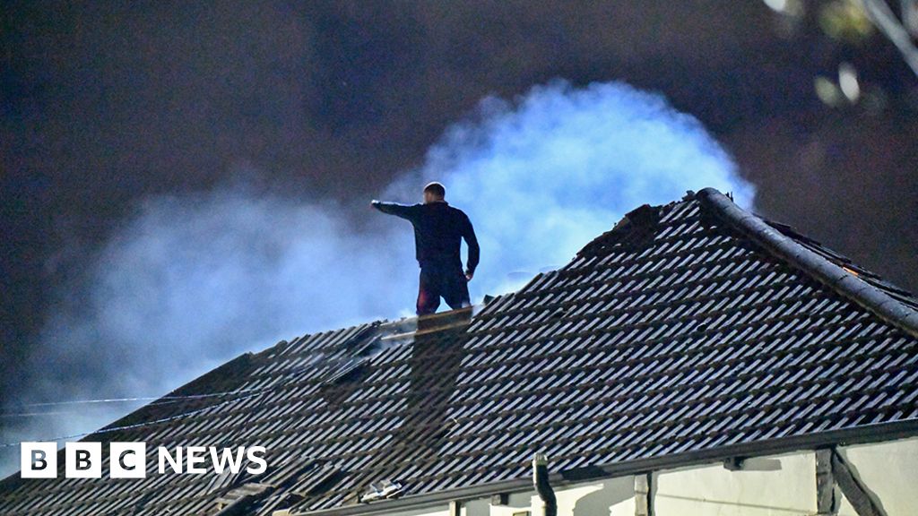 Man arrested after overnight rooftop siege in Grimsby