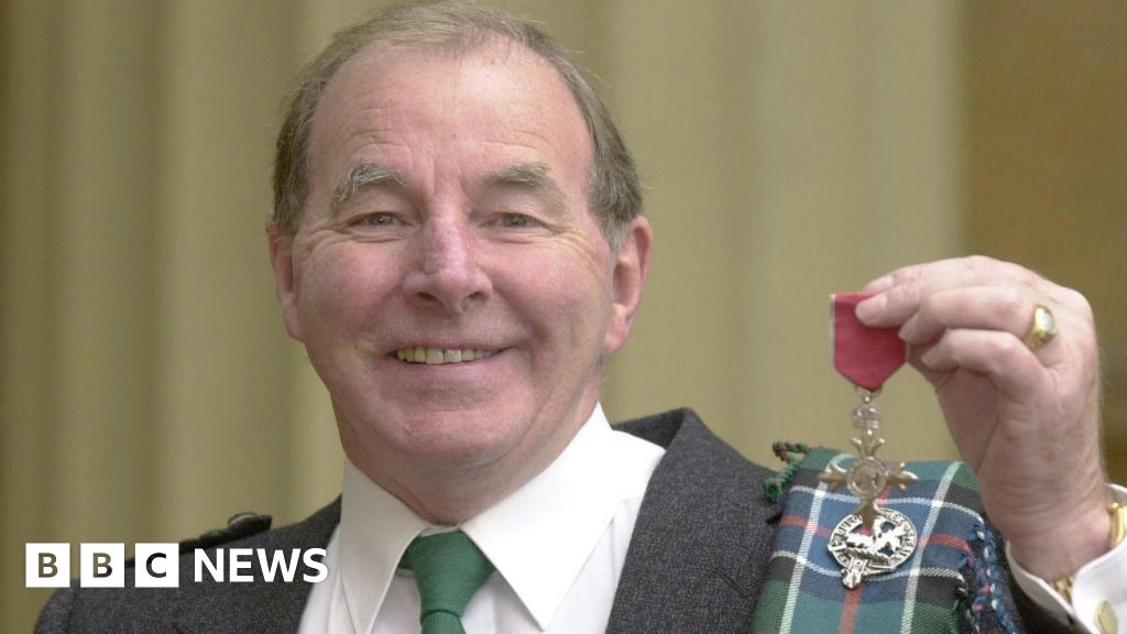 Singer Sydney Devine dies aged 81 - BBC News