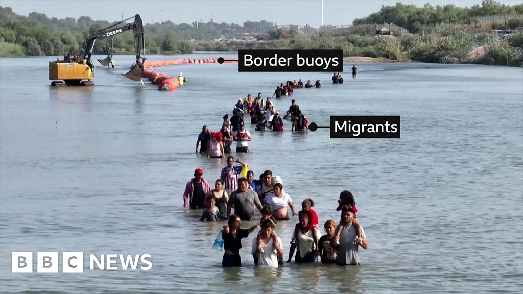 Border buoys and migrants filmed in Rio Grande river - BBC News