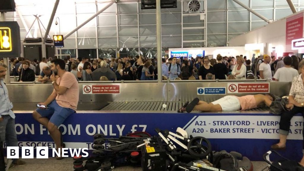 Storms cause disruption at Stansted Airport - BBC News