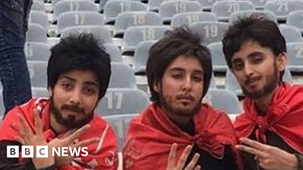 Disguised women sneak into Iranian football match - BBC News