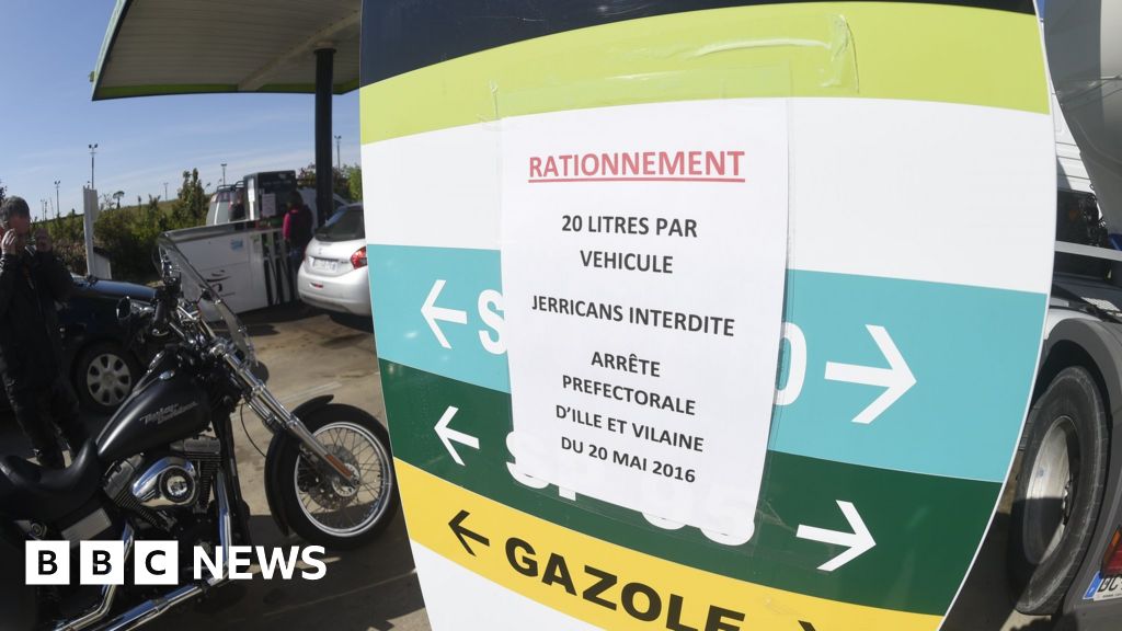 French strike at oil refineries 'really making itself felt' - BBC News
