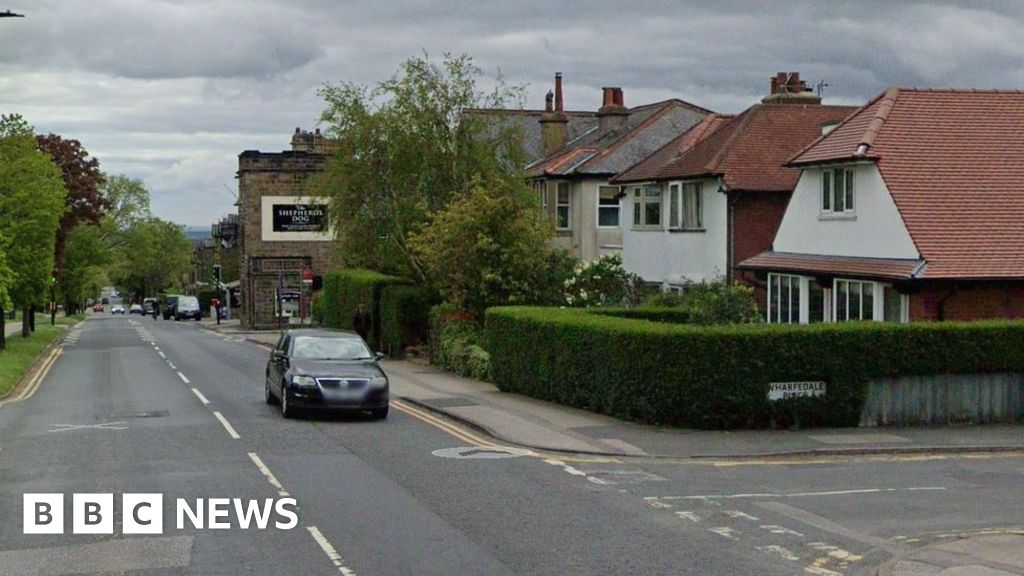 Two men hurt in fight after Harrogate car crash - BBC News