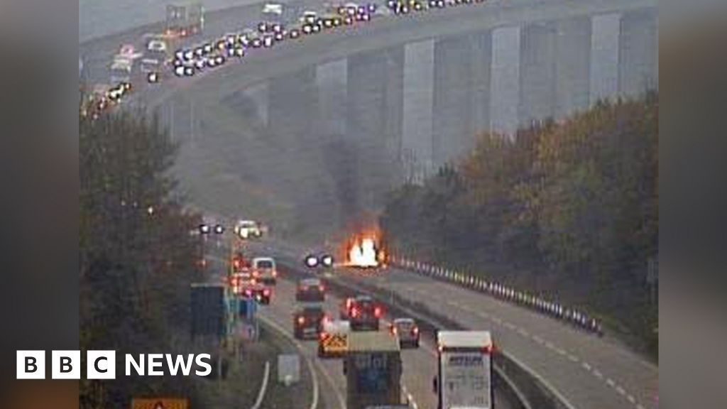 Car fire closes Orwell Bridge close to Ipswich - BBC News