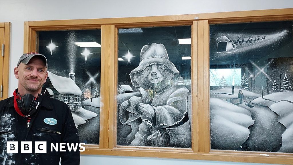 Paddington snow window created for Berkshire children's ward - BBC News