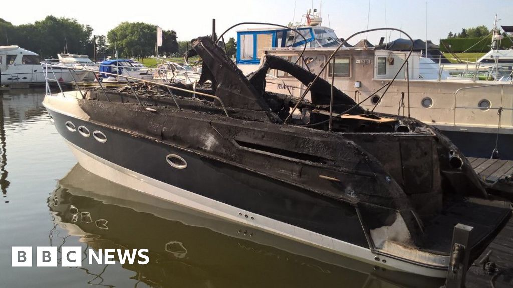 Upton Marina boat explosion prompts fuel advice - BBC News