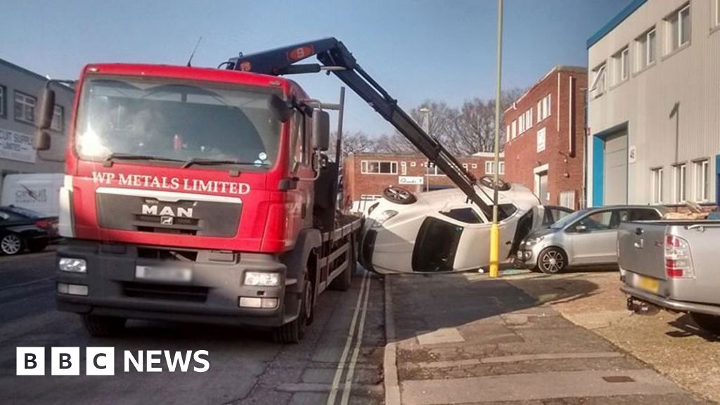 Car 'flipped by moving lorry crane' in Waterlooville - BBC News
