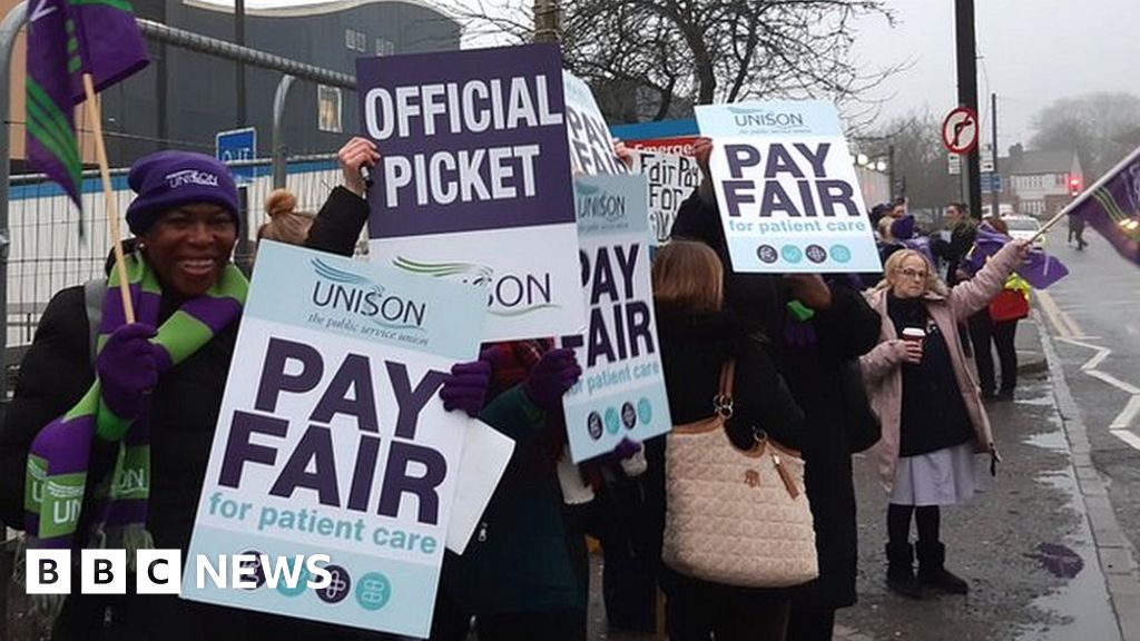 Bedfordshire NHS hospital staff in 48-hour strike over pay - BBC News