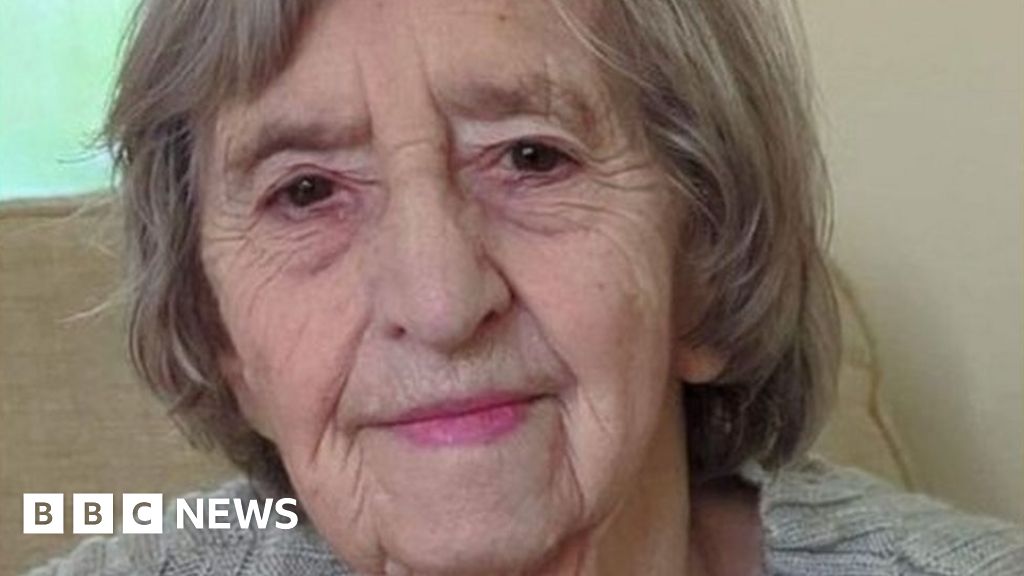 Tributes to 'dear mum' found dead in Liss house fire - BBC News