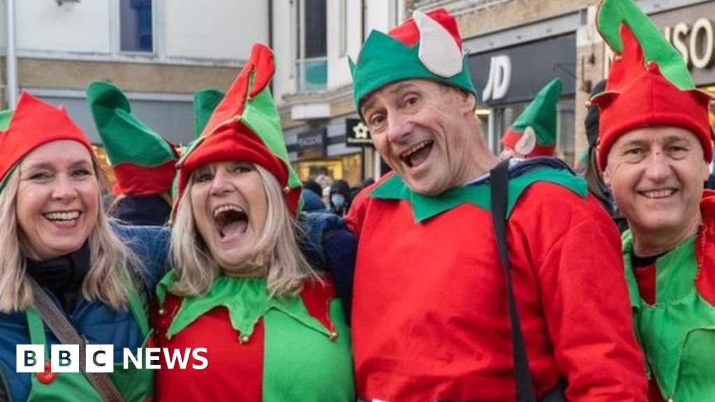Weymouth sees influx of elves for world record attempt