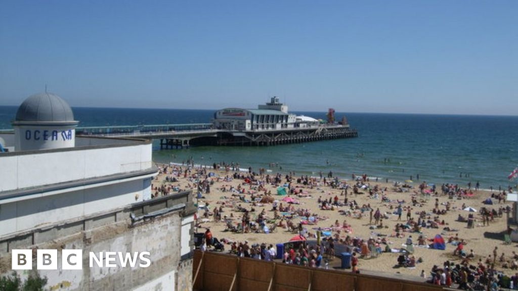 Three rescued from sea near Bournemouth Pier - BBC News