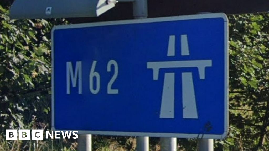 M62 closed between Birchwood and Eccles after pedestrian killed - BBC News