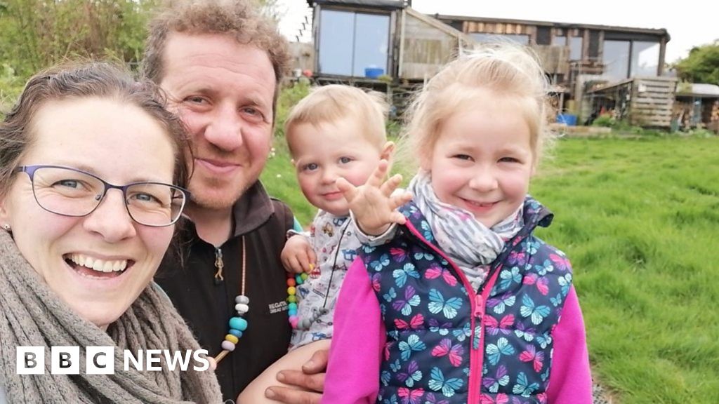 'Not paying bills is so liberating' - BBC News