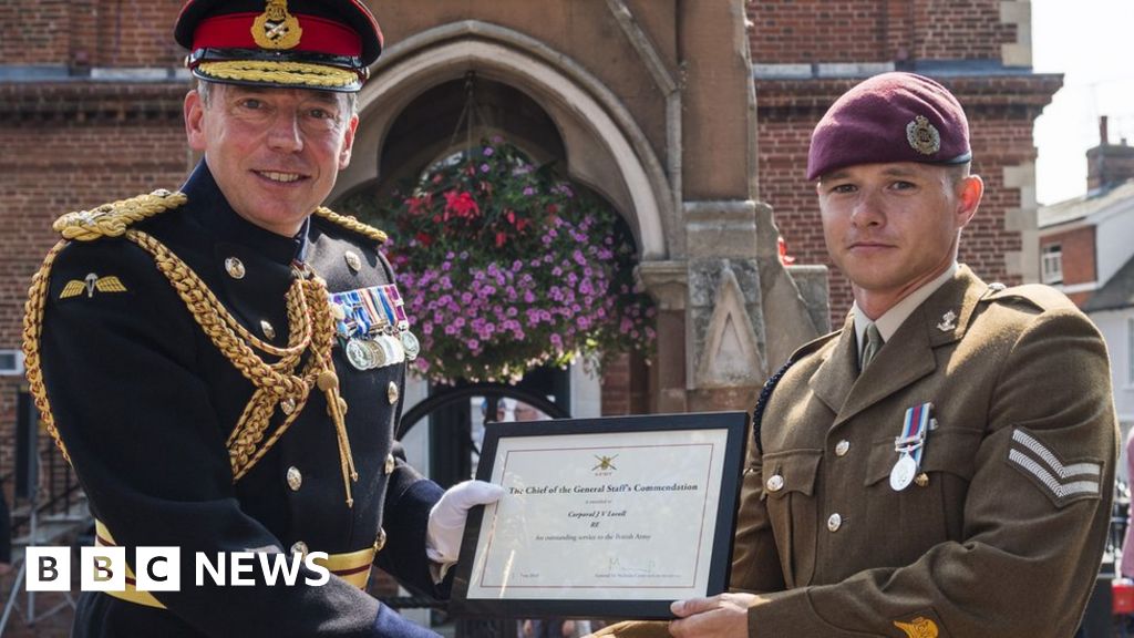 Soldier awarded over kebab shop stabbing in Ipswich - BBC News