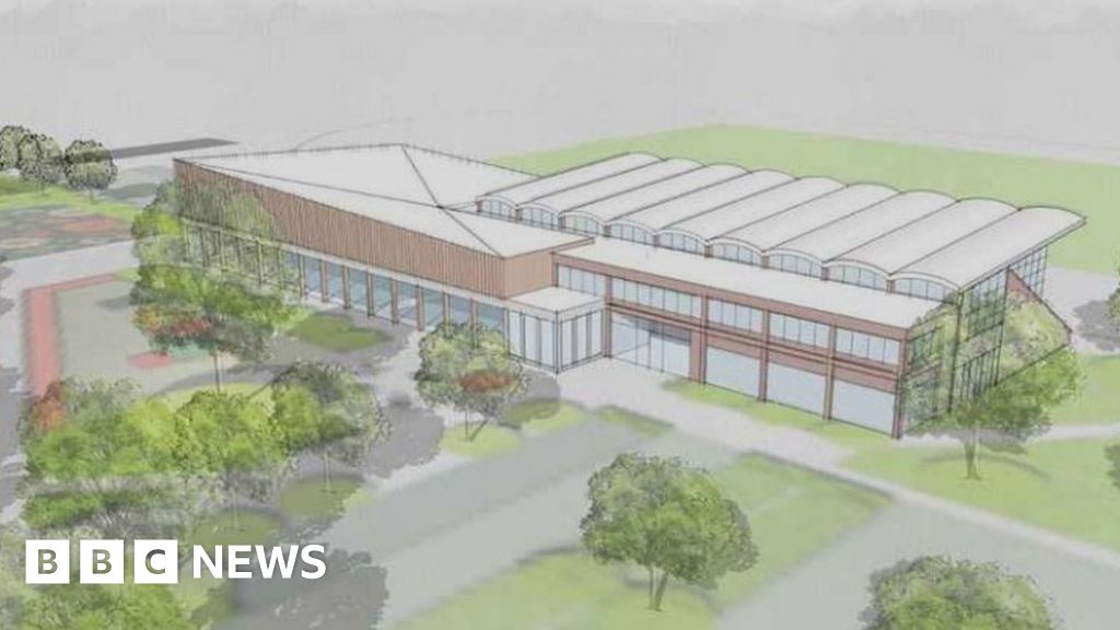 Plans for new swimming pools in Reading park - BBC News