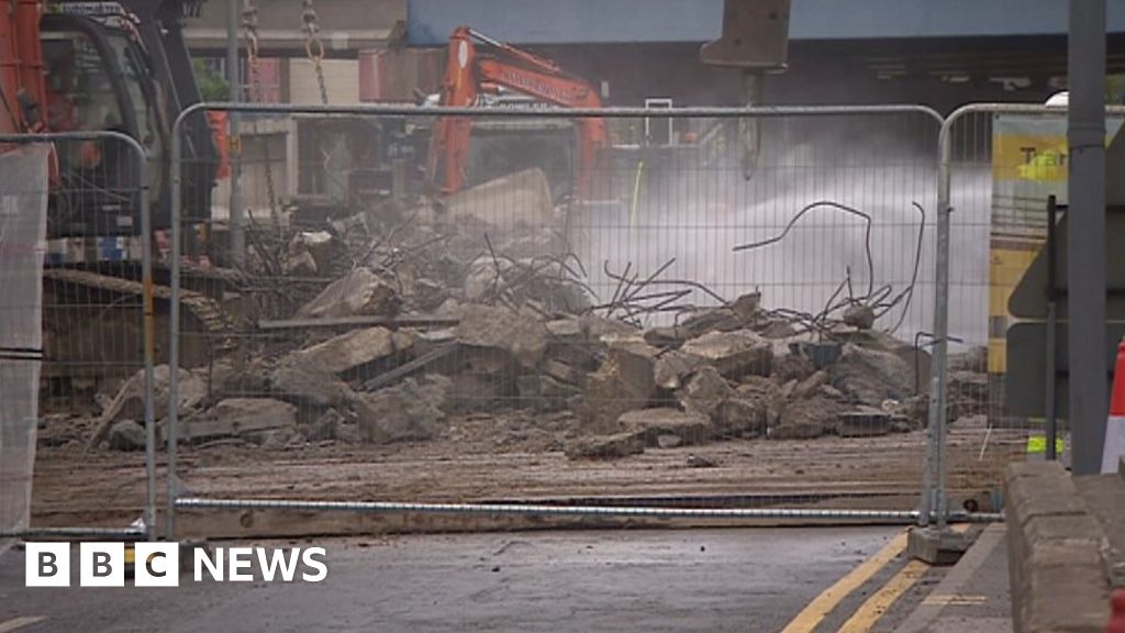 Leeds bridge demolition: Trailer buckles under weight of debris