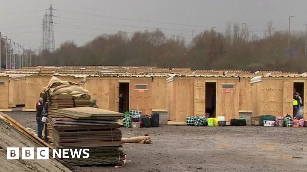 Migrants in Dunkirk camps begin moving to new facility - BBC News