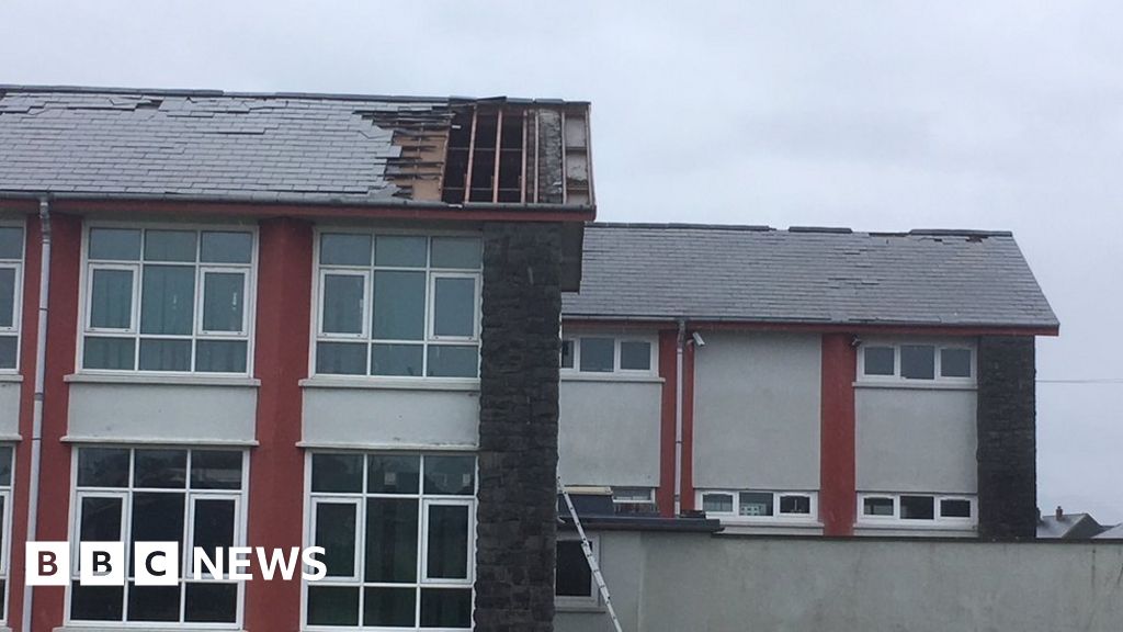Theatre lessons for pupils at storm-hit Harlech school - BBC News